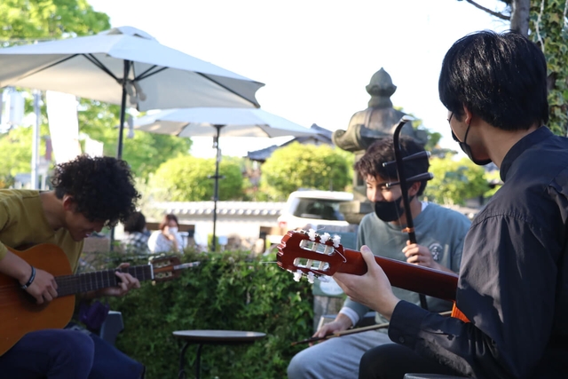 HOME | emo TOKYO 猪名川にぽつり存在する焚き火を囲む非日常空間なカフェ